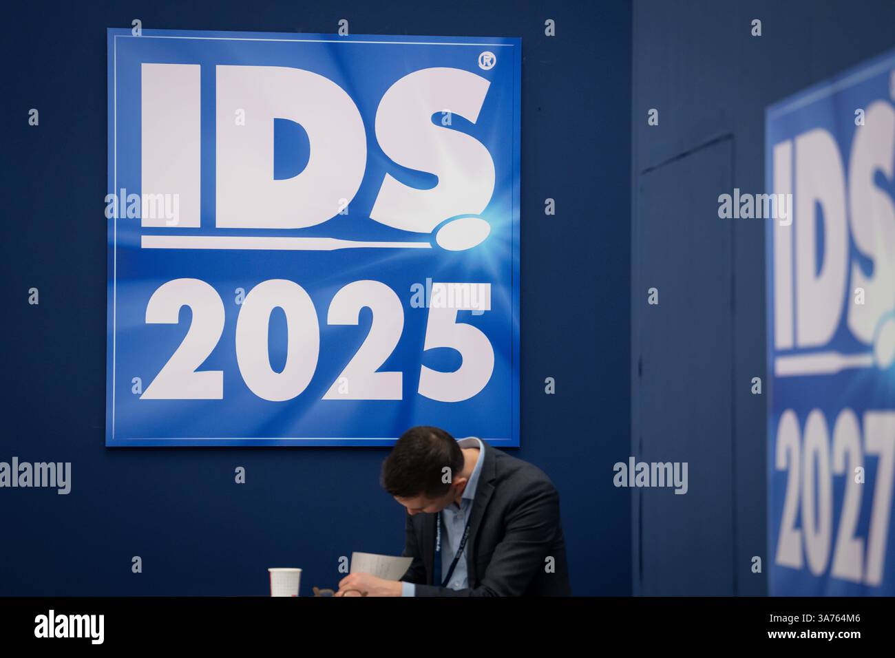 Messe IDS Internationale Dental-Schau in Koeln Symbolbild Besucher ...