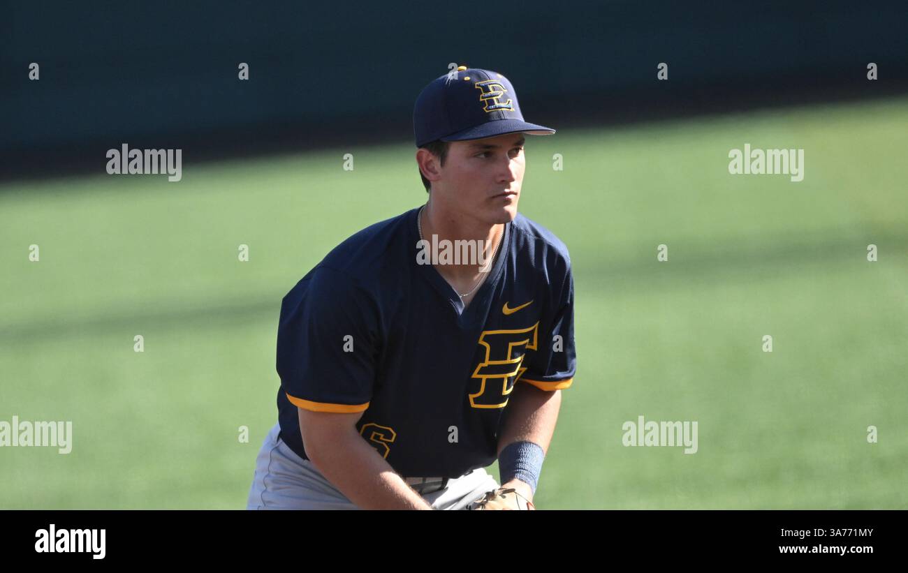 East Tennessee infielder Grant Gallagher (6) plays Tennessee in an NCAA ...