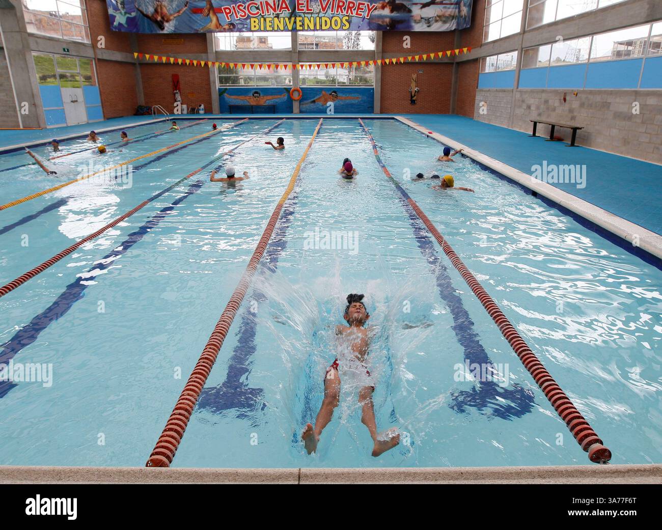 Parque de la piscina hi-res stock photography and images - Alamy