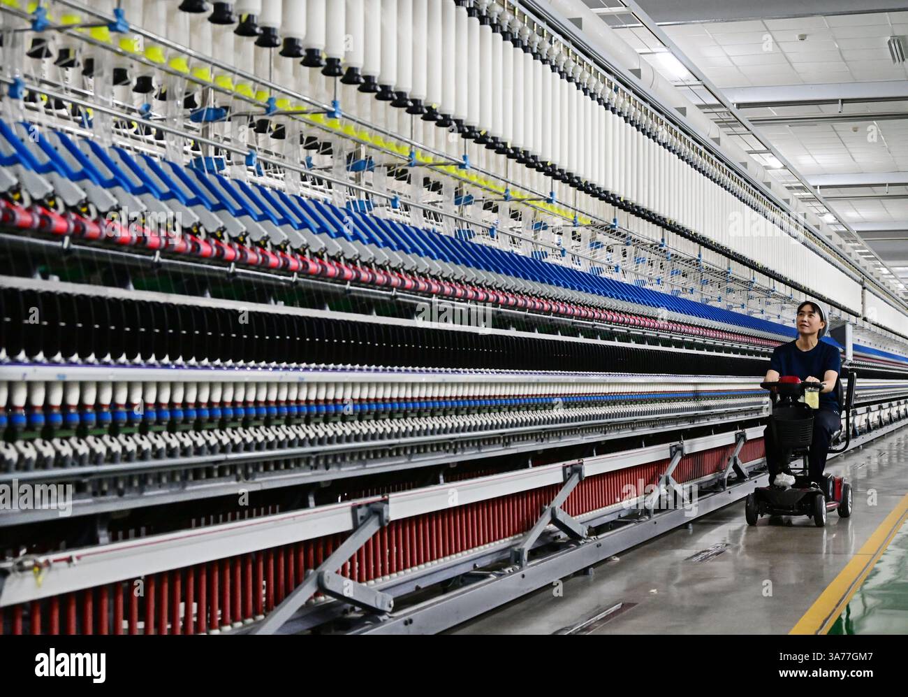 (250326) -- QINGDAO, March 26, 2025 (Xinhua) -- An employee of a smart ...