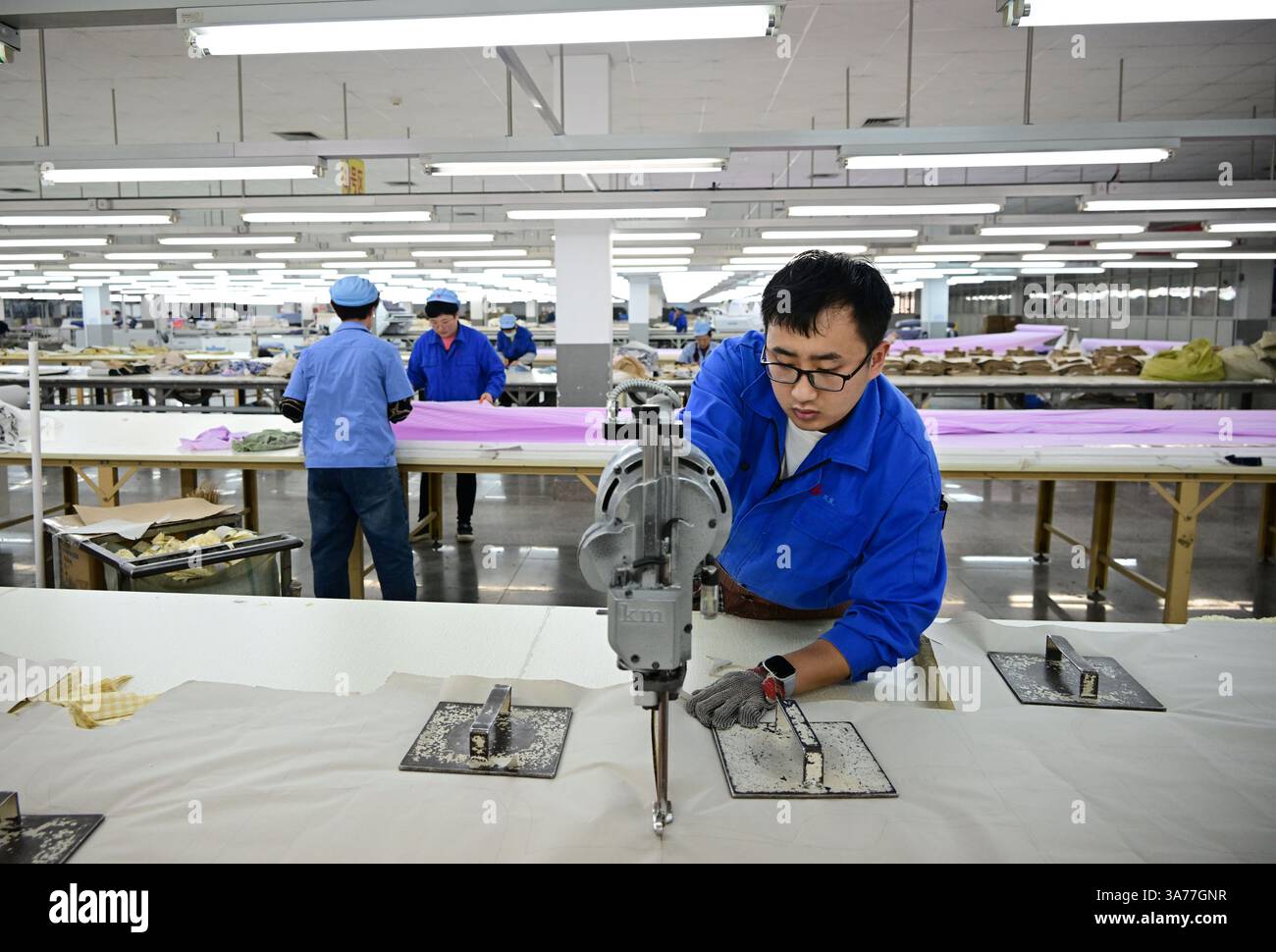 (250326) -- QINGDAO, March 26, 2025 (Xinhua) -- An employee of a ...