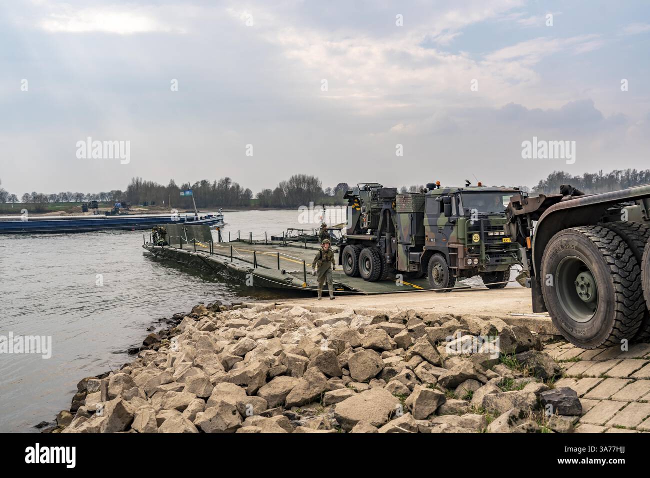 Transport exercise of the Dutch army, on the Rhine between Kalkar ...