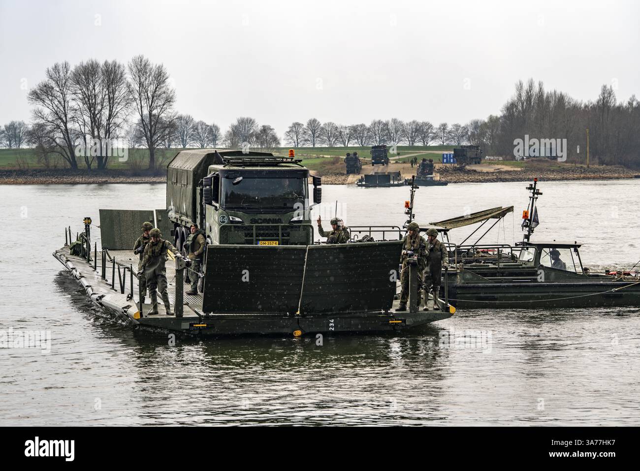 Transport exercise of the Dutch army, on the Rhine between Kalkar ...