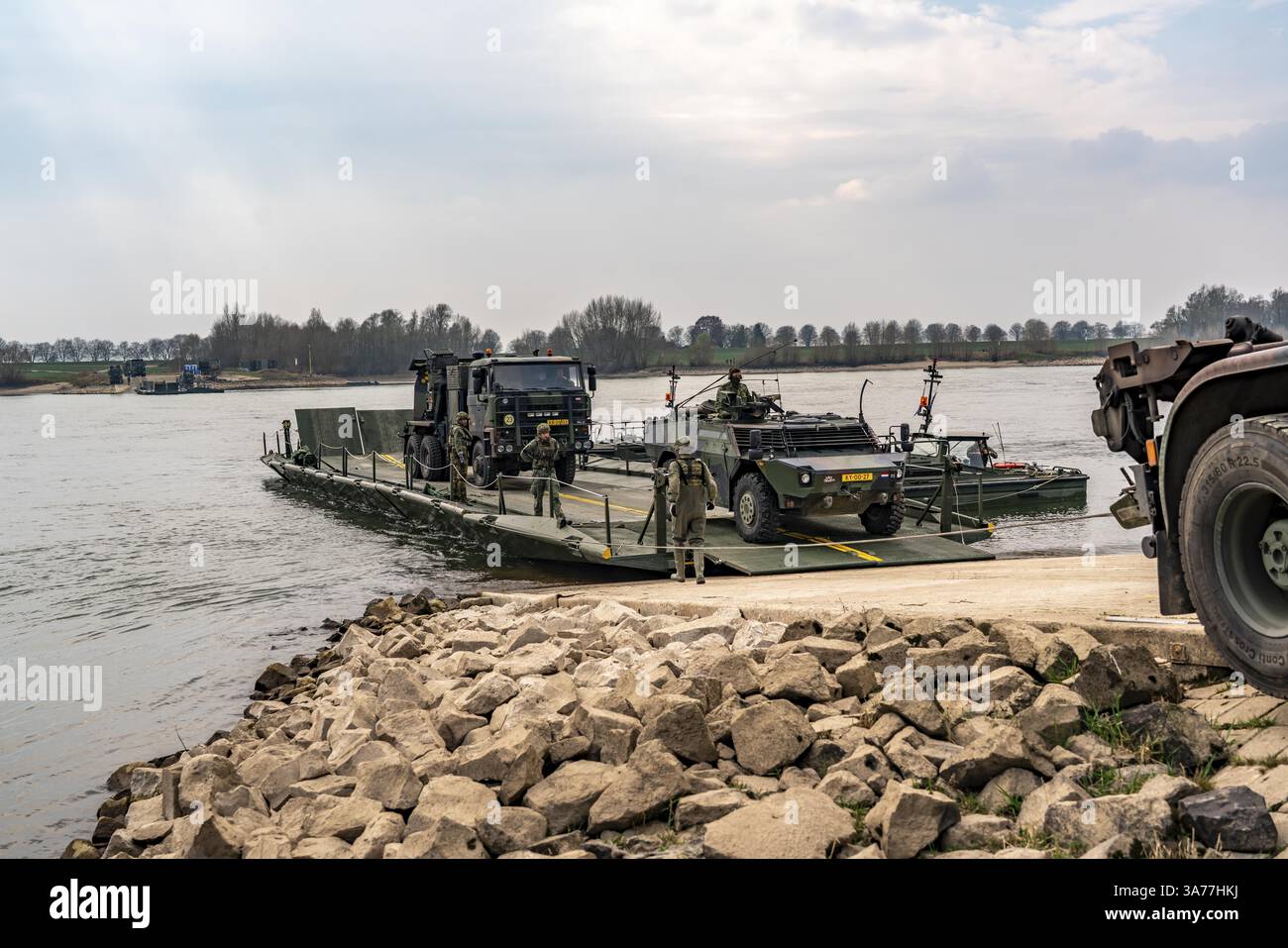 Transport exercise of the Dutch Army, on the Rhine between Kalkar ...