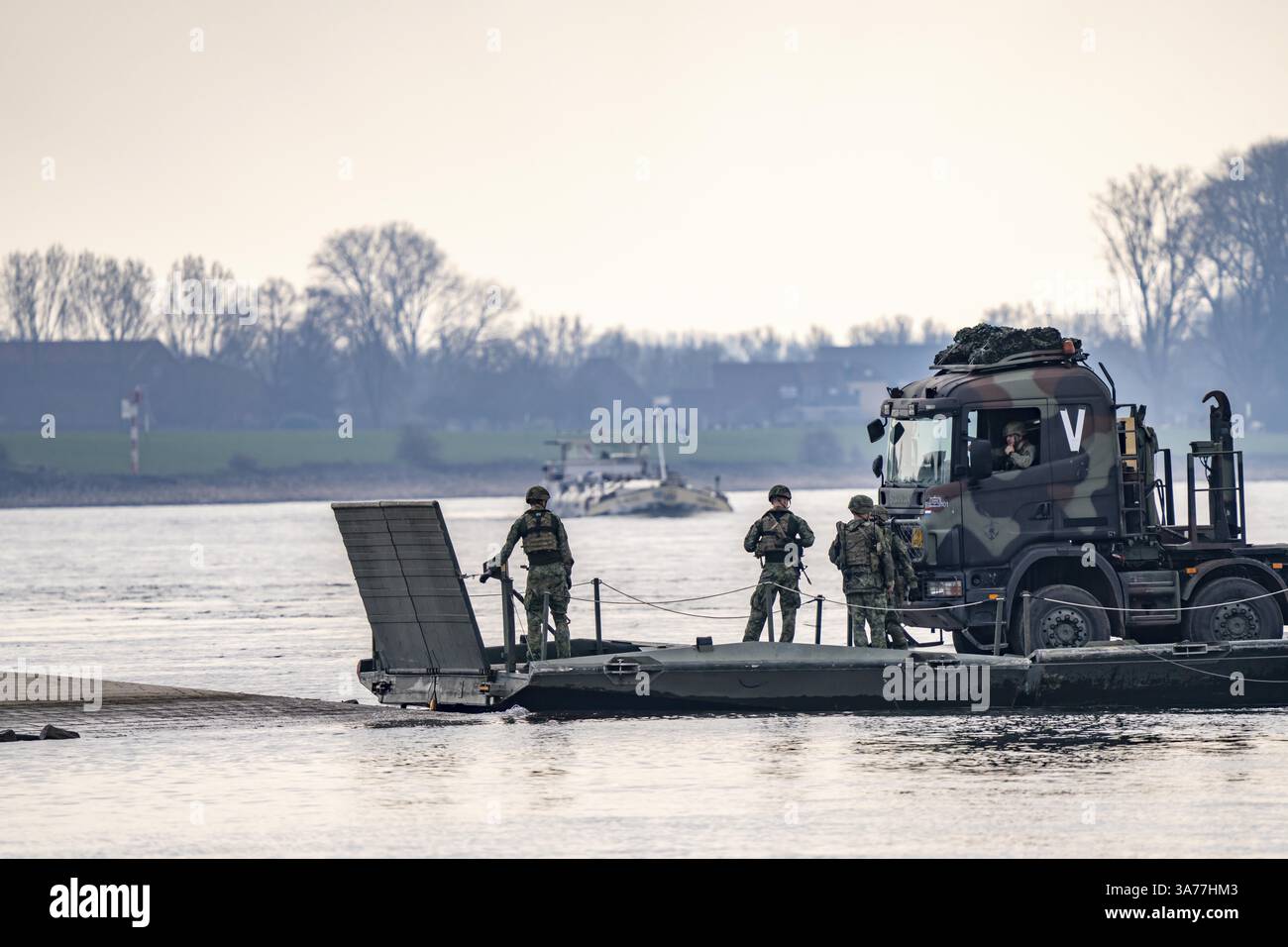 Transport exercise of the Dutch army, on the Rhine between Kalkar ...