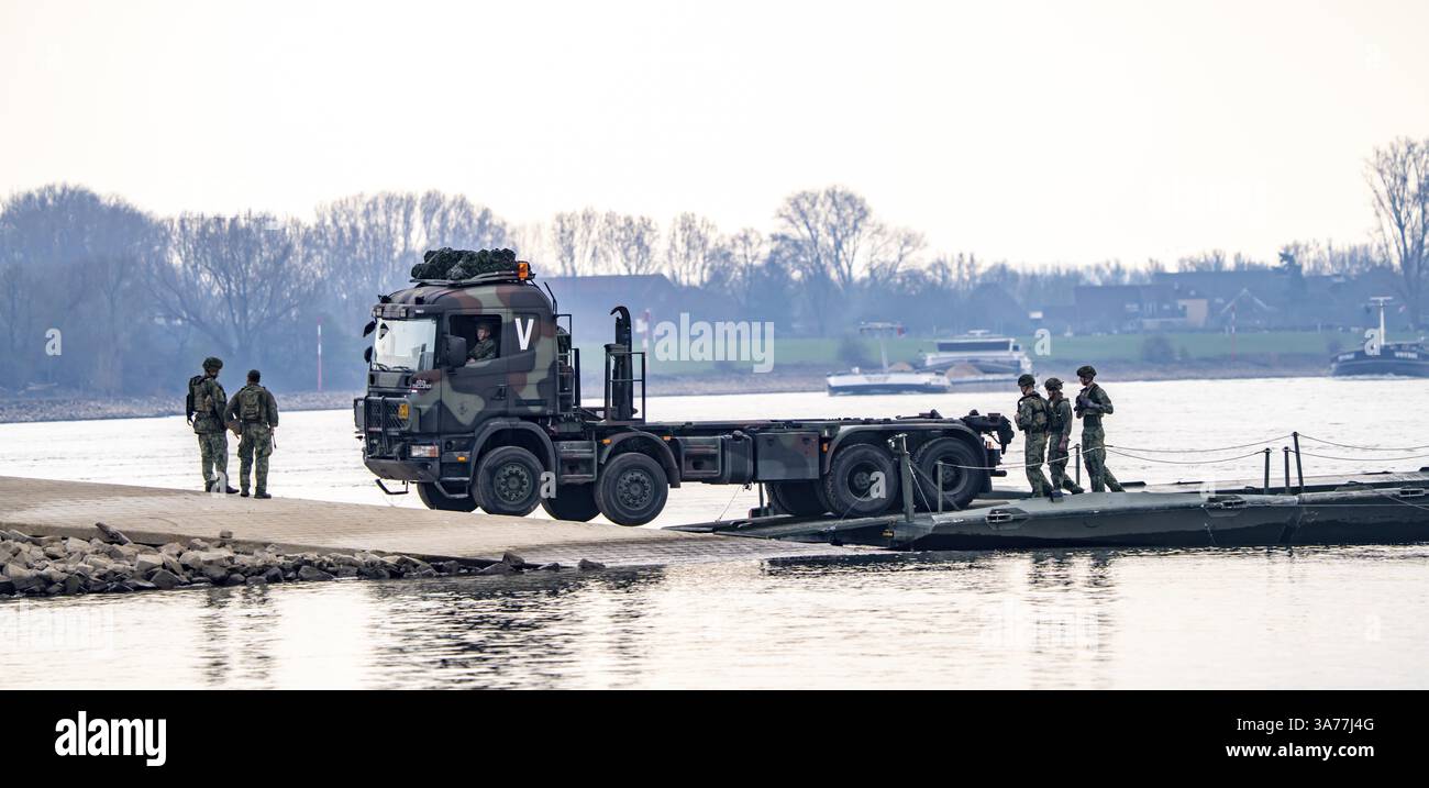 Transport exercise of the Dutch army, on the Rhine between Kalkar ...