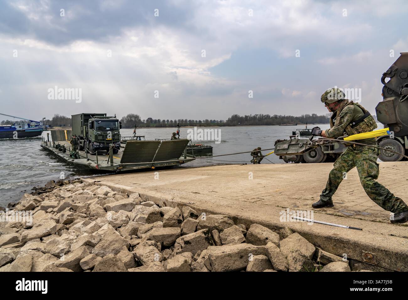 Transport exercise of the Dutch army, on the Rhine between Kalkar ...