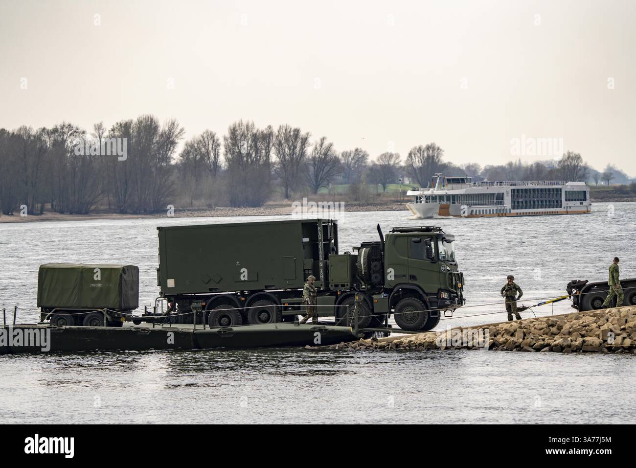 Transport exercise of the Dutch army, on the Rhine between Kalkar ...
