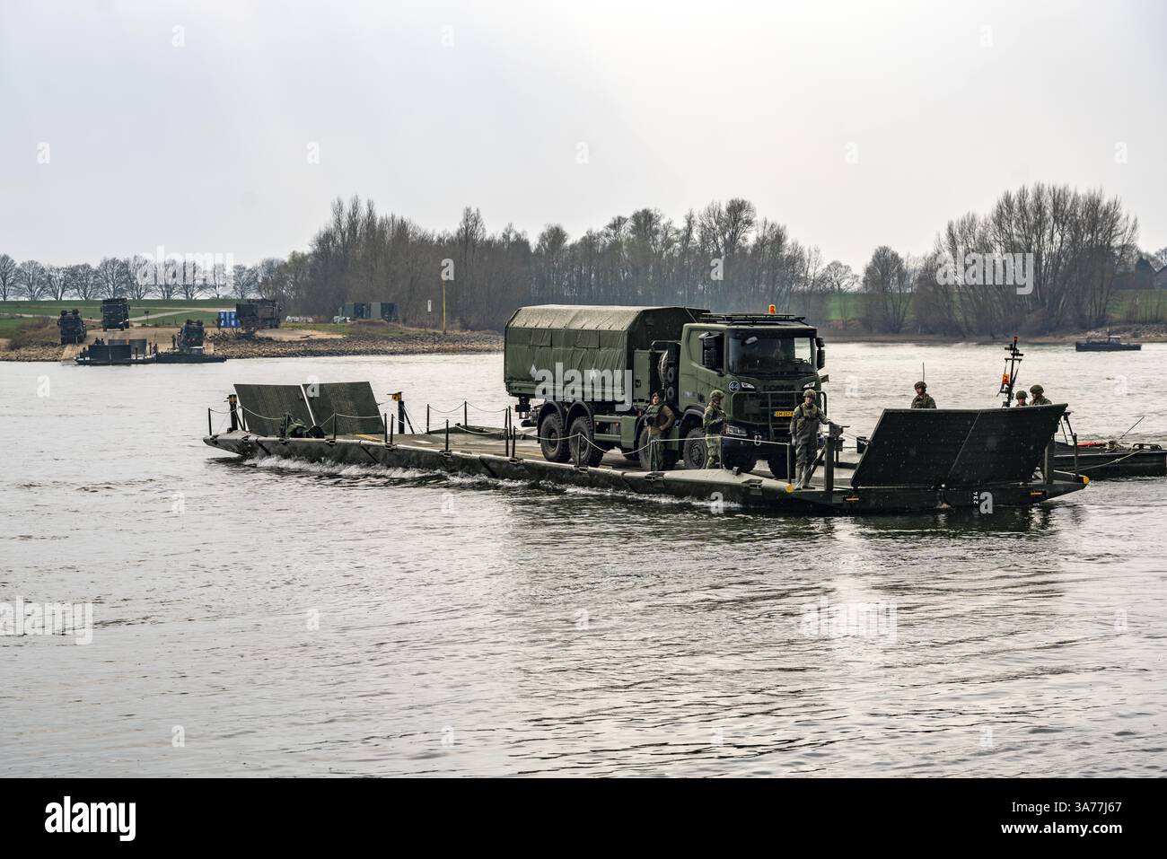 Transport exercise of the Dutch army, on the Rhine between Kalkar ...
