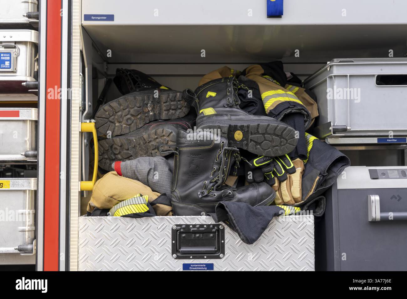 Fire engine, HLF, rescue fire fighting vehicle, fire engine with ...