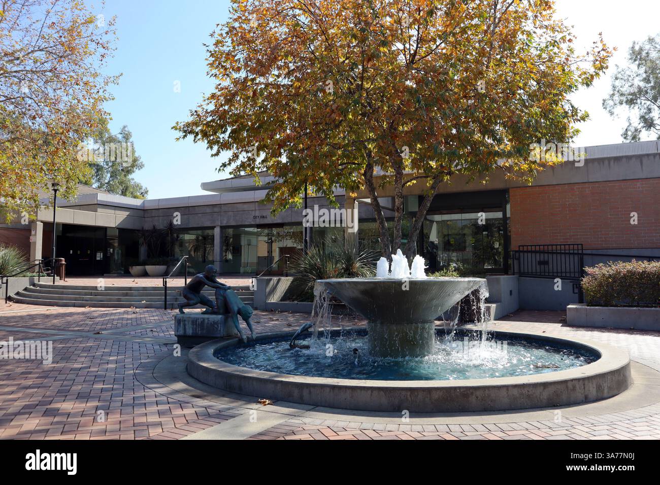 San Dimas (Los Angeles County), California: Fountain with public art ...