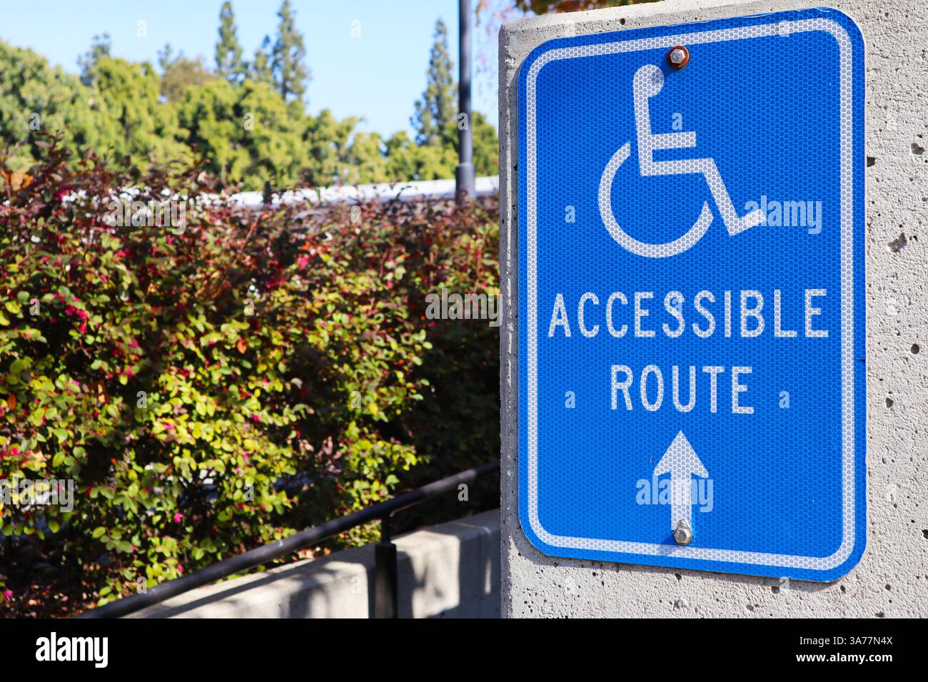 Wheelchair Accessible Entrance Route Sign Stock Photo - Alamy Wheelchair Accessible Entrance Route Sign Stock Photo - Alamy