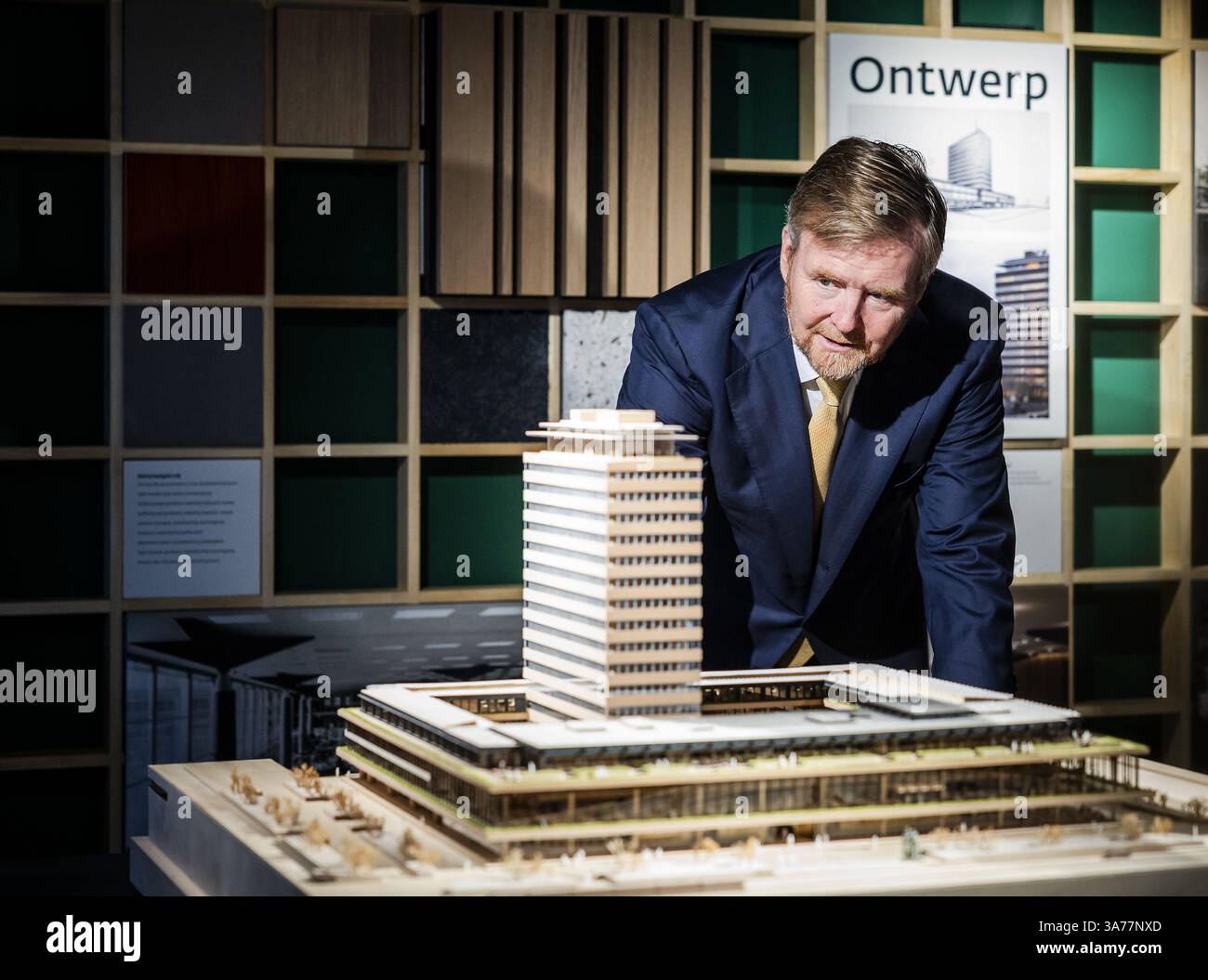 AMSTERDAM - King Willem-Alexander during a tour of the headquarters of ...