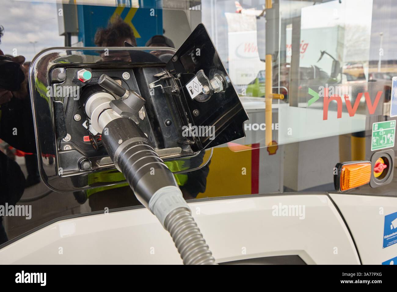 Hamburg, Germany. 26th Mar, 2025. A hydrogen refueling hose is inserted ...
