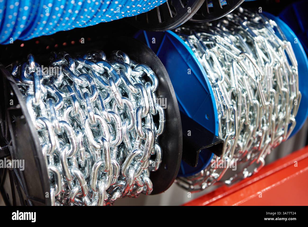 Metal chains and ropes in the store Stock Photo - Alamy