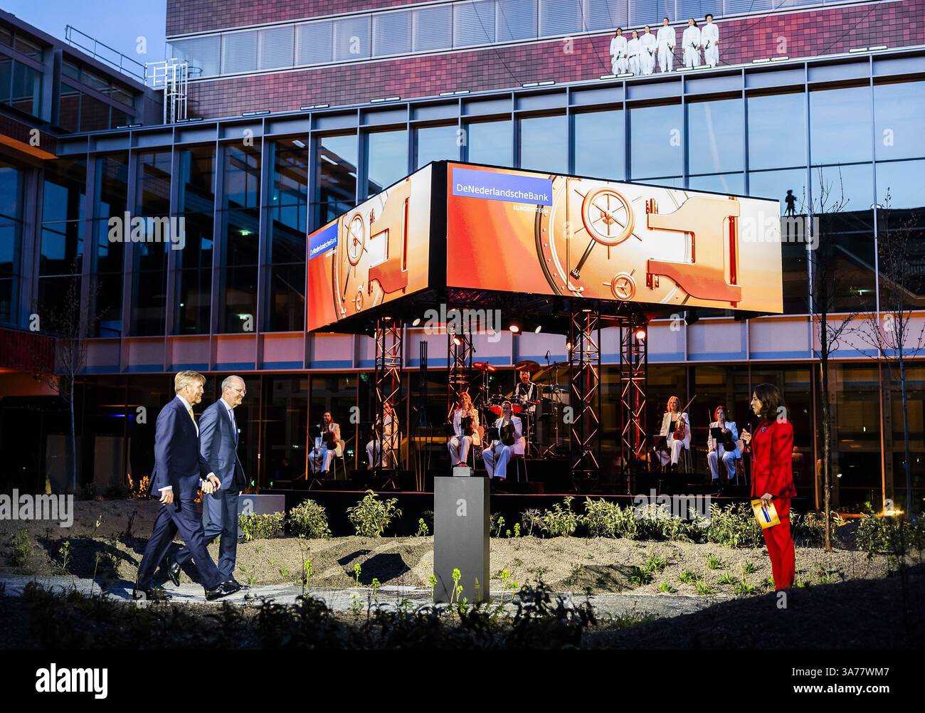 AMSTERDAM - King Willem-Alexander and DNB President Klaas Knot during ...