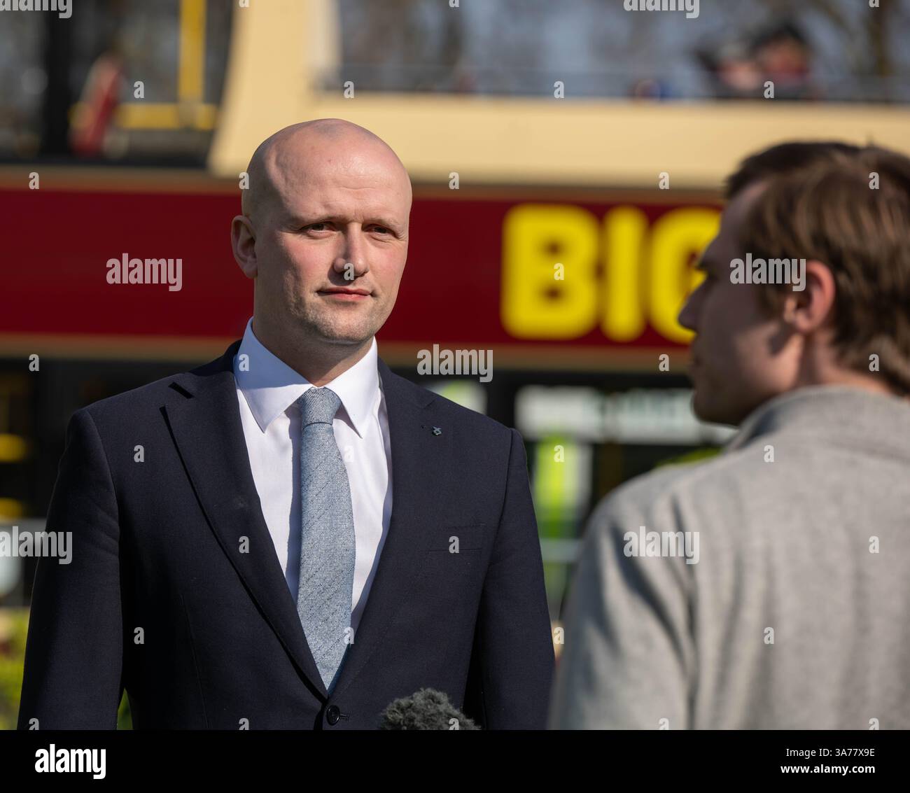 London, UK. 26th Mar, 2025. Politicians in Westminster talking to the ...