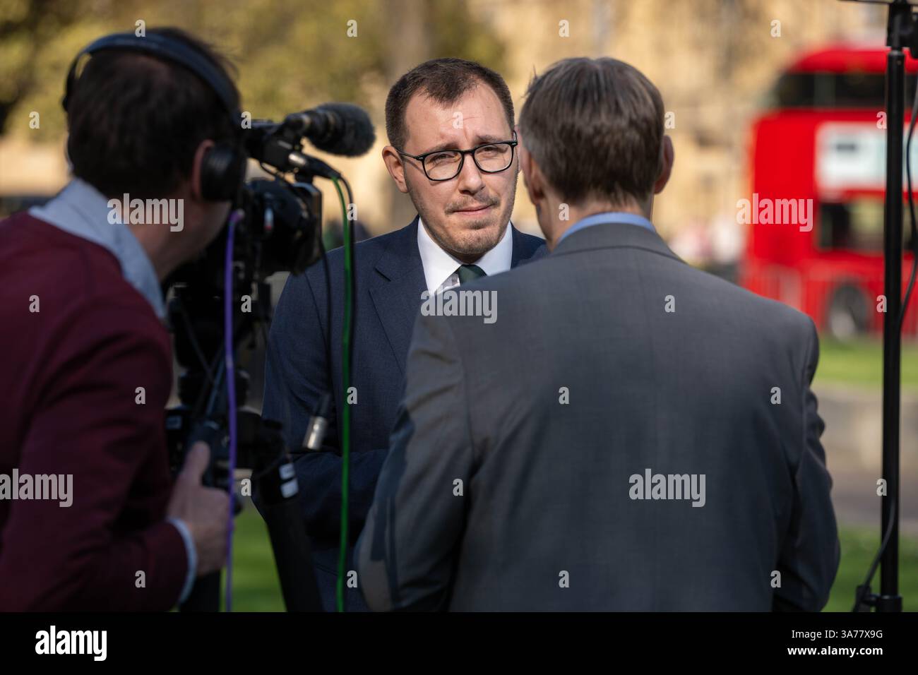 London, UK. 26th Mar, 2025. Politicians in Westminster talking to the ...