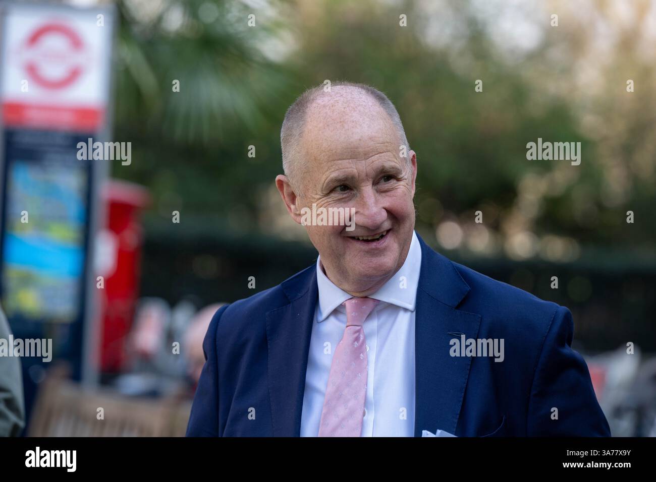 London, UK. 26th Mar, 2025. Politicians in Westminster talking to the ...