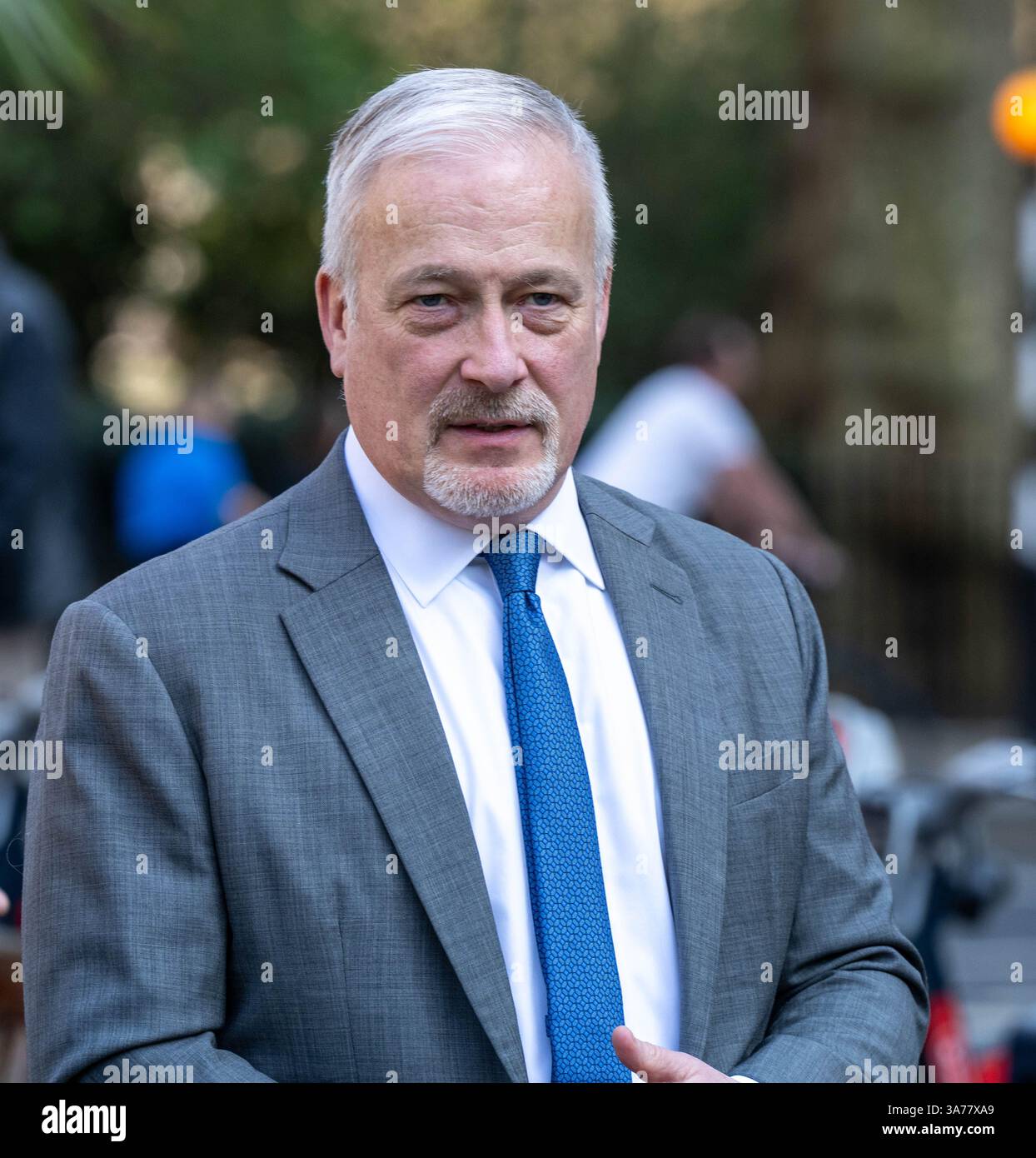 London, UK. 26th Mar, 2025. Politicians in Westminster talking to the ...