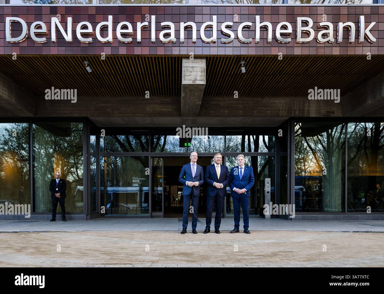 AMSTERDAM - King Willem-Alexander is welcomed by DNB President Klaas ...