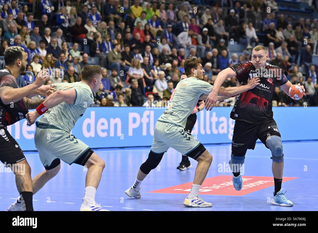 Dainis Kristopans (MT Melsungen, 10) gegen Julian Koester (VfL ...