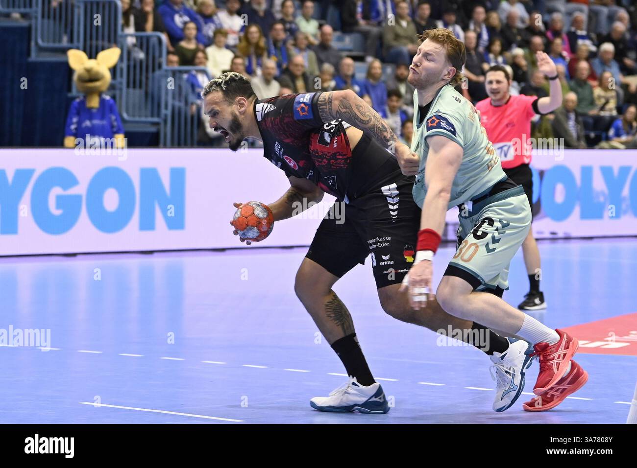 Ian Barrufet (MT Melsungen, 83) gegen Tom Kiesler (VfL Gummersbach, 30) GER, Handball, EHF Pokal ...