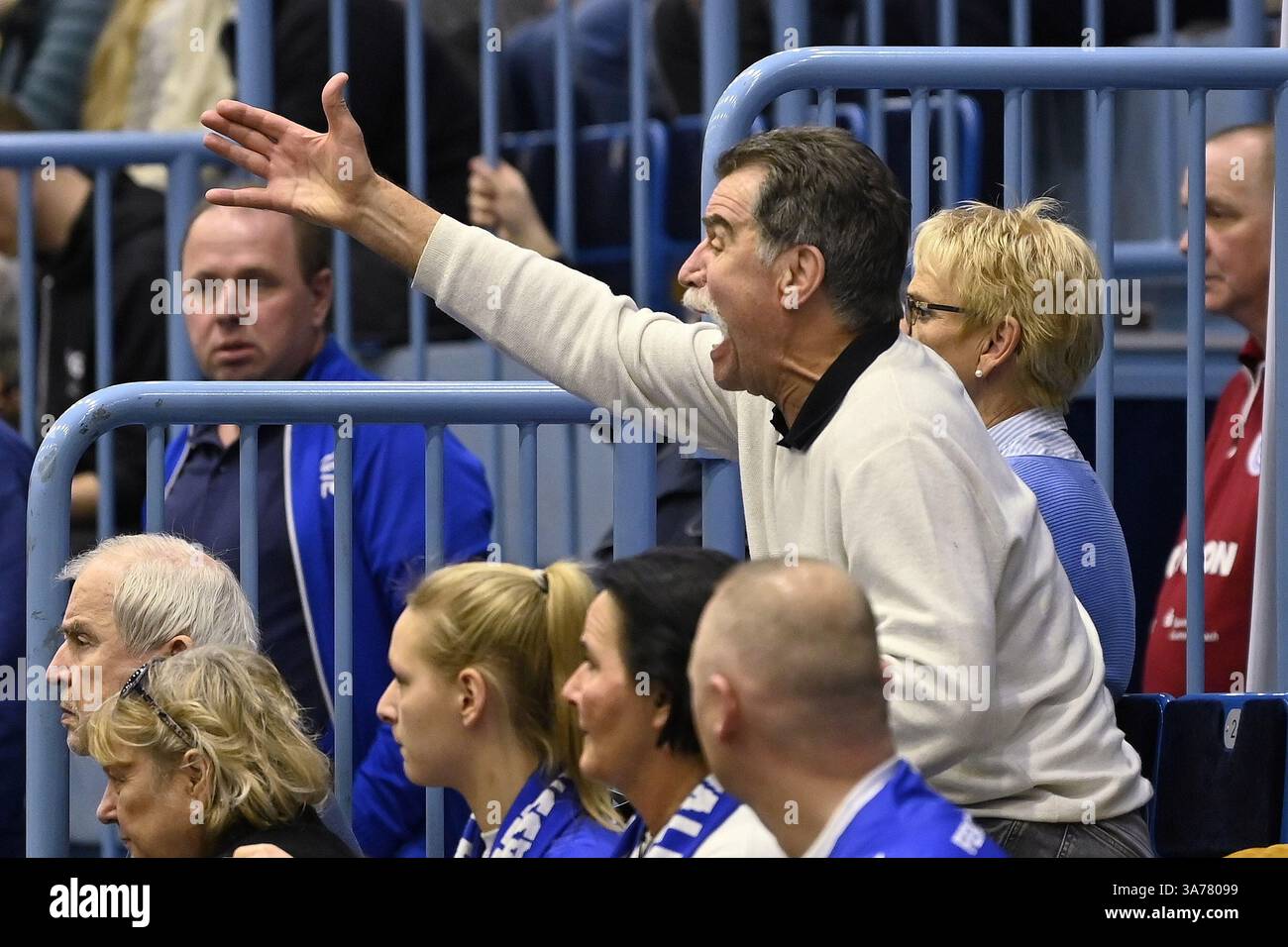 Handball Legende Heiner rand reklamiert gestenreich eine ...