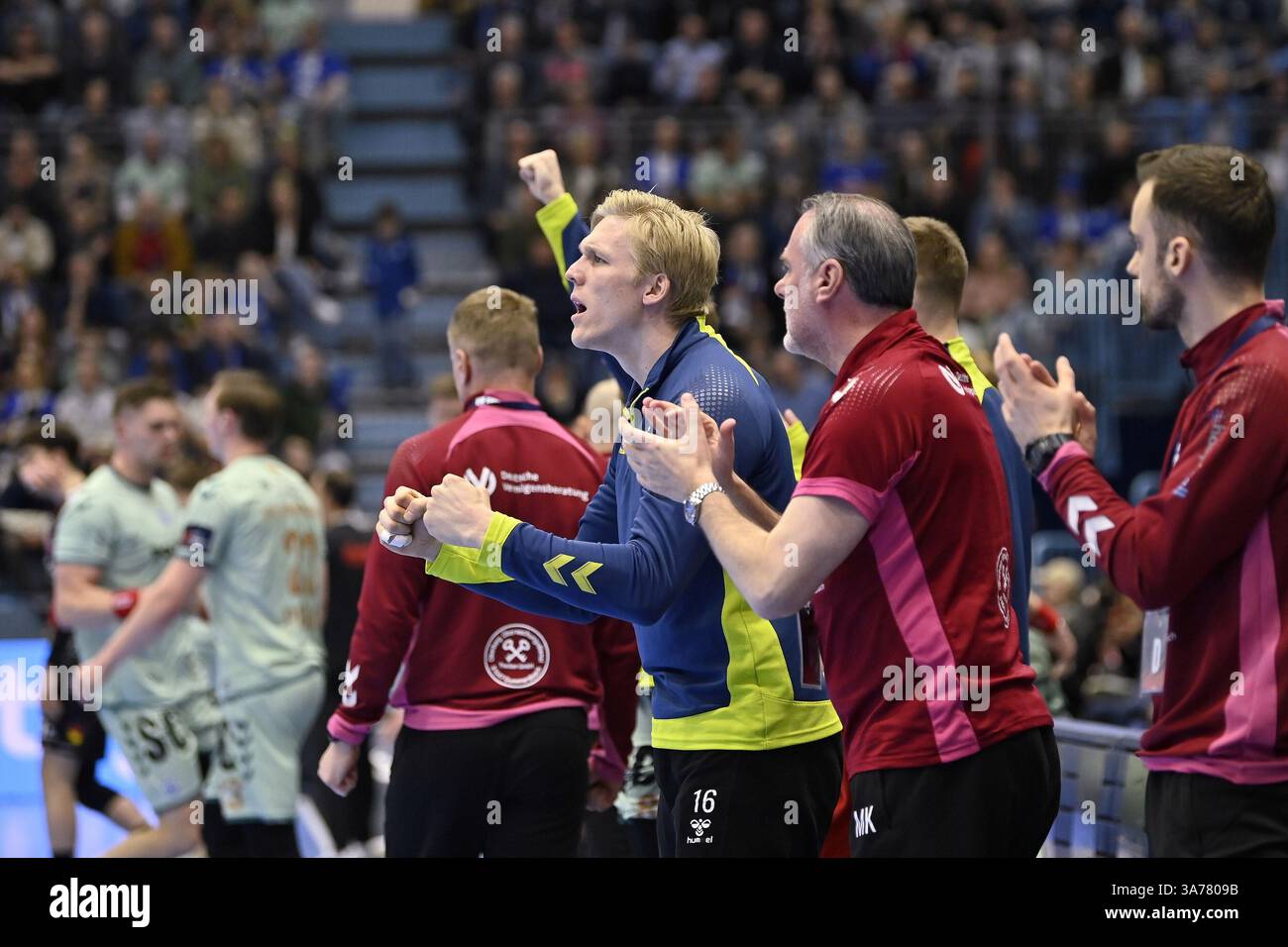 Die Gummersbacher Bank um Bertram Obling (VfL Gummersbach, 16) jubelt ...