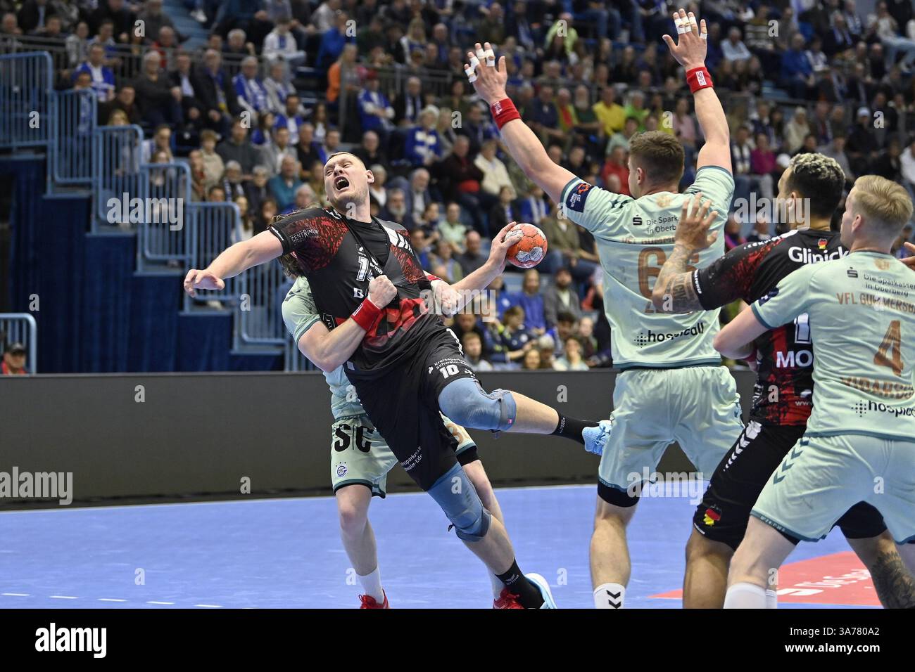 Dainis Kristopans (MT Melsungen, 10) gegen Tom Kiesler (VfL Gummersbach ...