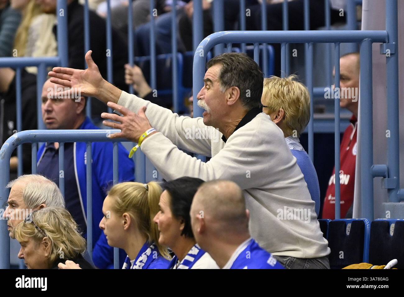Handball Legende Heiner rand reklamiert gestenreich eine ...