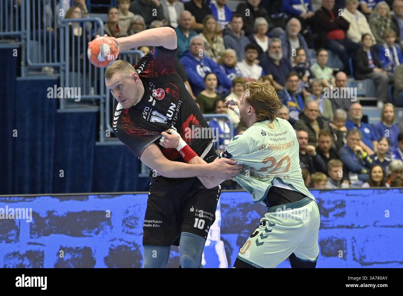 Dainis Kristopans (MT Melsungen, 10) gegen Tom Kiesler (VfL Gummersbach ...