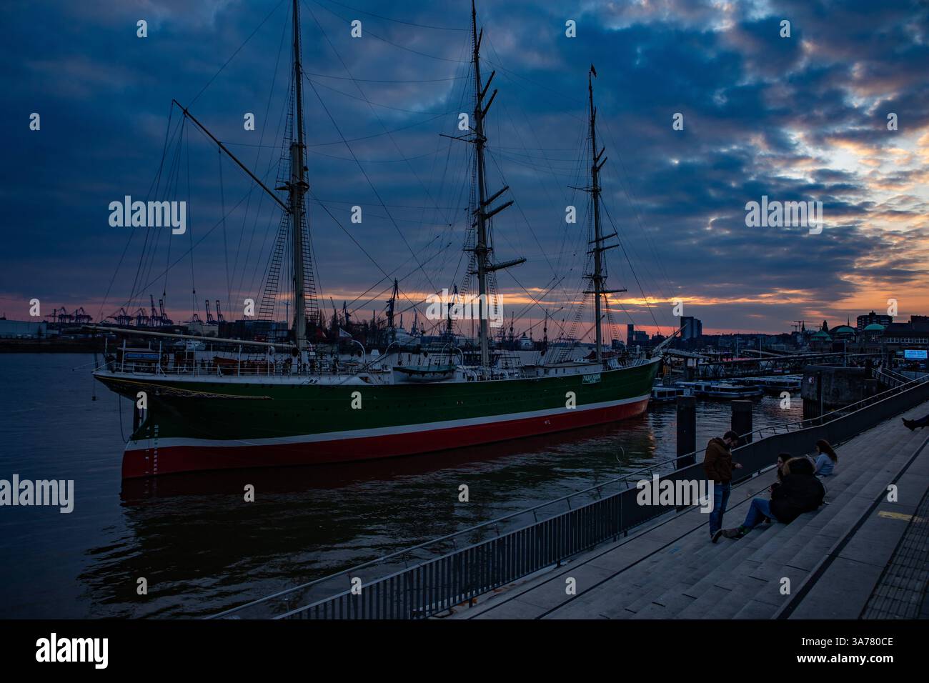 Hamburg - Das Museumschiff RICKMER RICKMERS, ein1896 gebauter ...
