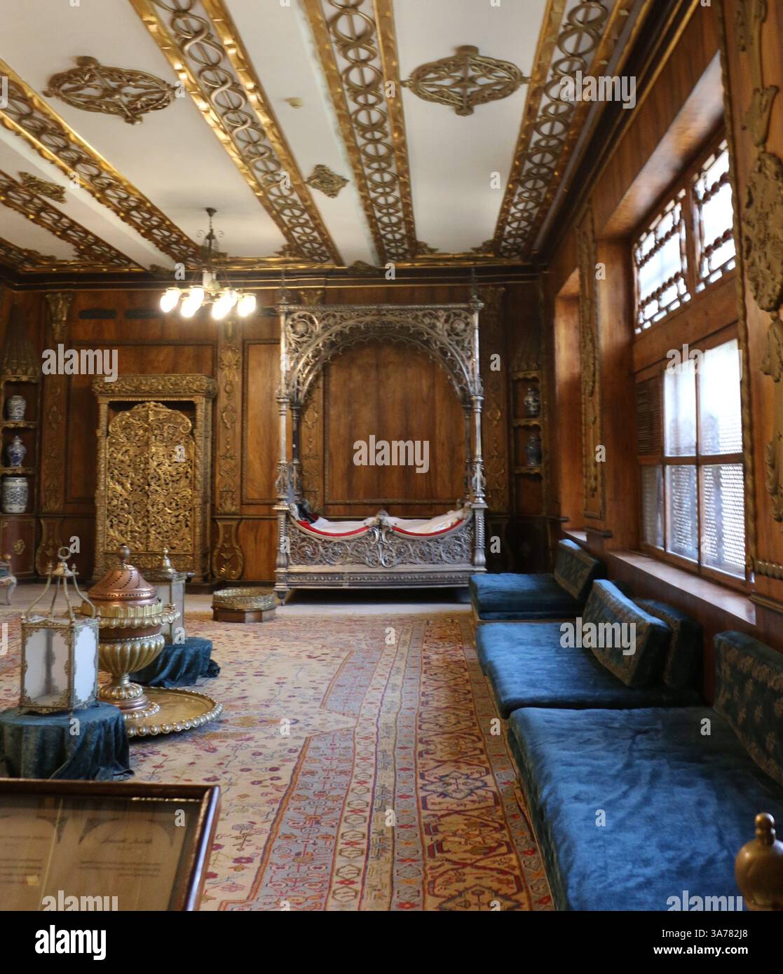 Islamic interior golden Stock Photo - Alamy