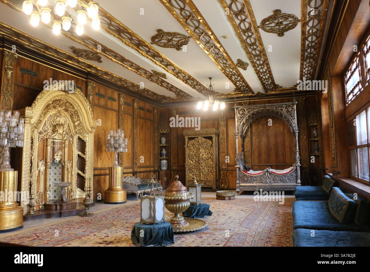 Islamic interior golden Stock Photo - Alamy