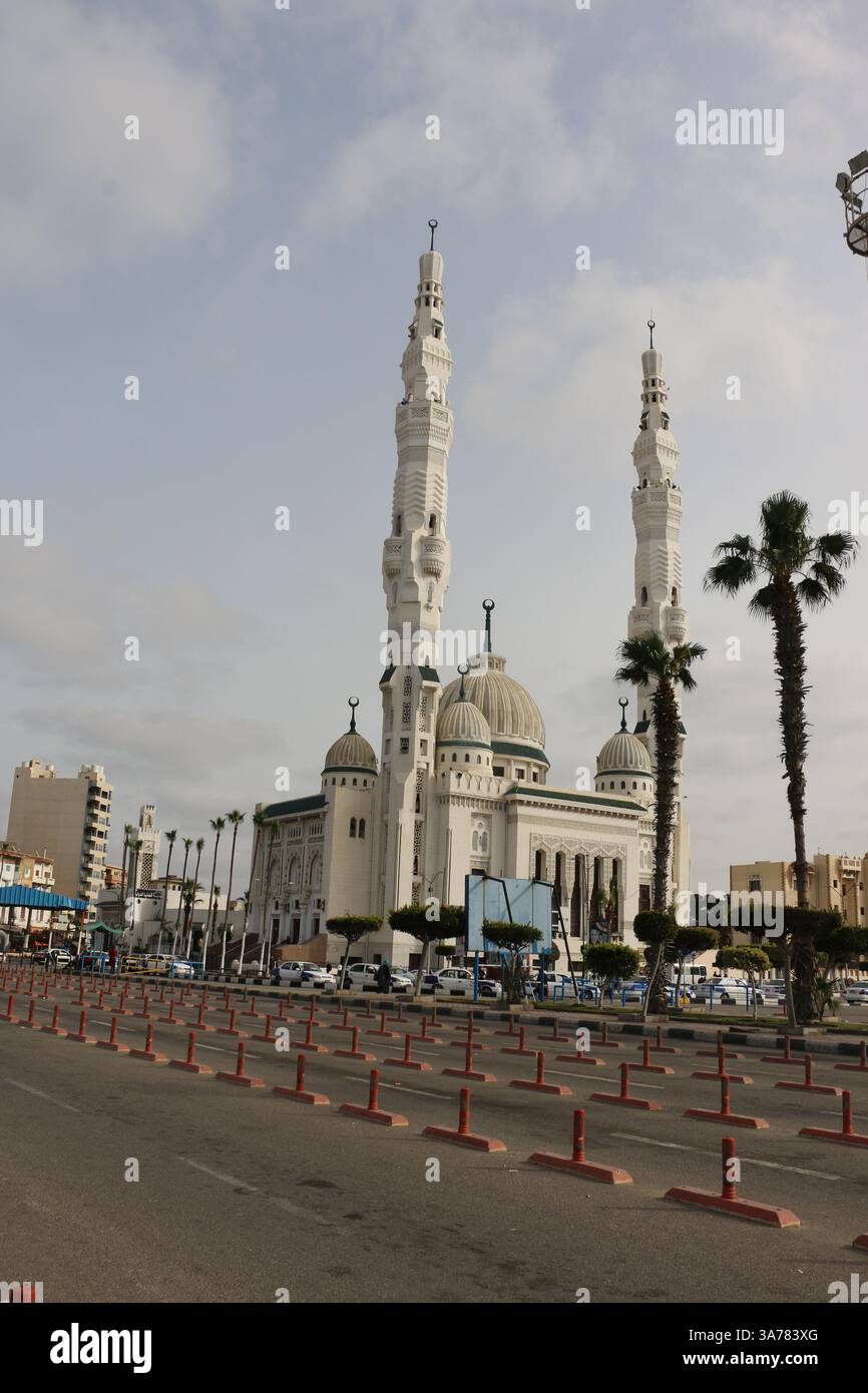 Islamic mosque and pharaonic temple hi-res stock photography and images ...