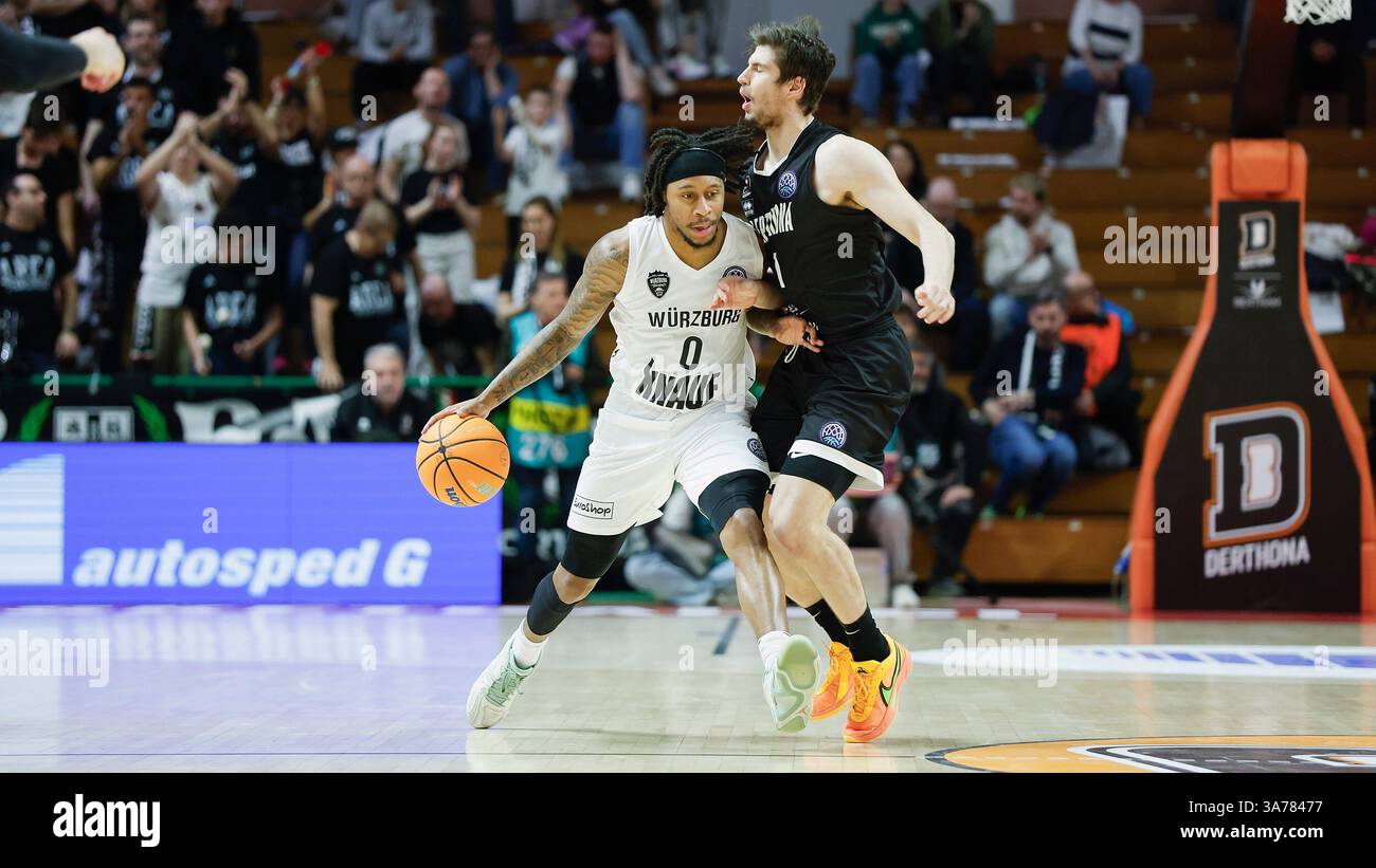 Im Bild: v.li. Mike Lewis II (Wuerzburg Baskets, 0) gegen Leonardo ...