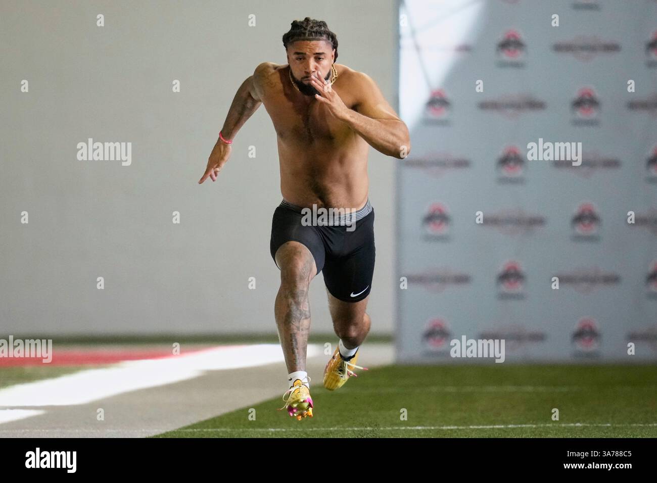Ohio State tight end Gee Scott runs the 40 during the school's NFL ...