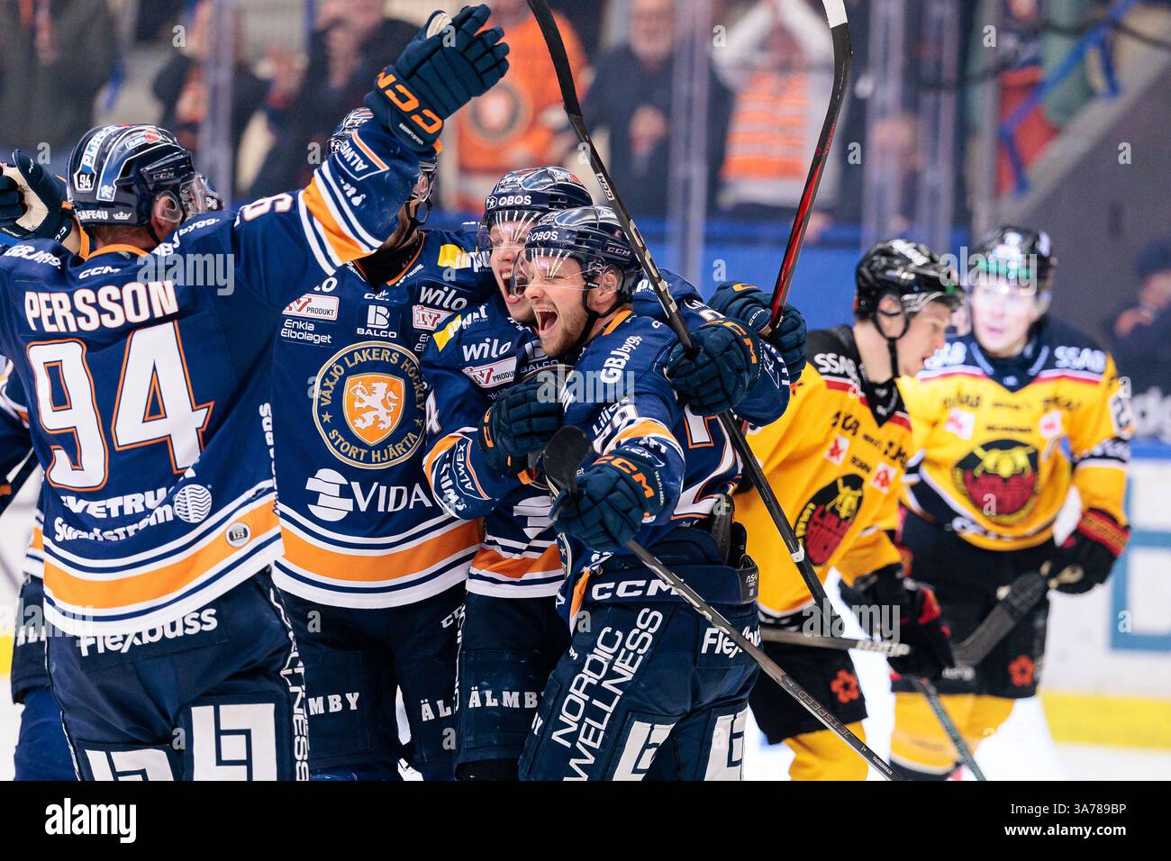 250326 Växjös Karl Henriksson och Sebastian Strandberg jublar efter mål ...