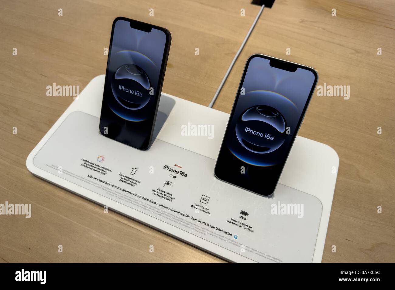 The Apple store at the Puerto Venecia shopping center in Zaragoza ...