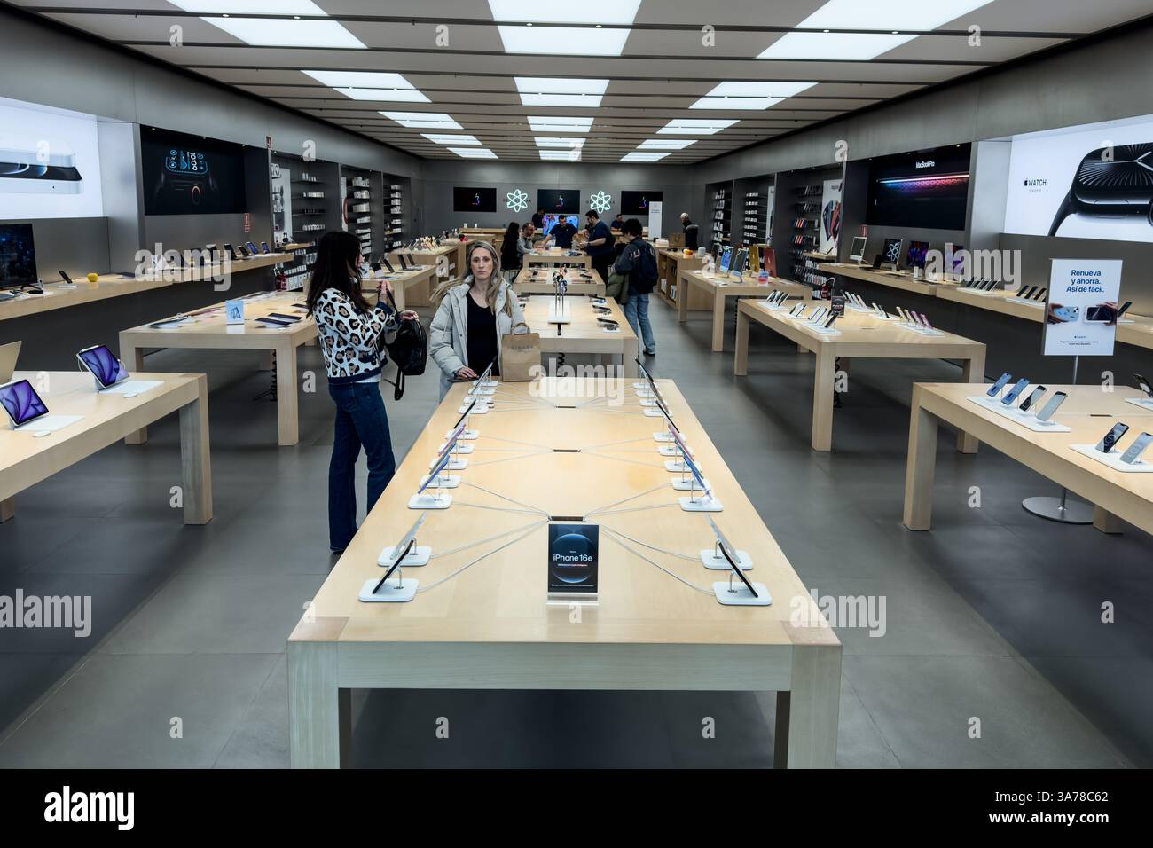 The Apple store at the Puerto Venecia shopping center in Zaragoza ...