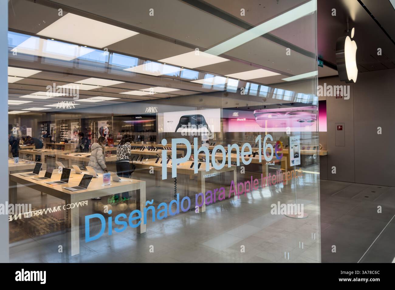 The Apple store at the Puerto Venecia shopping center in Zaragoza ...