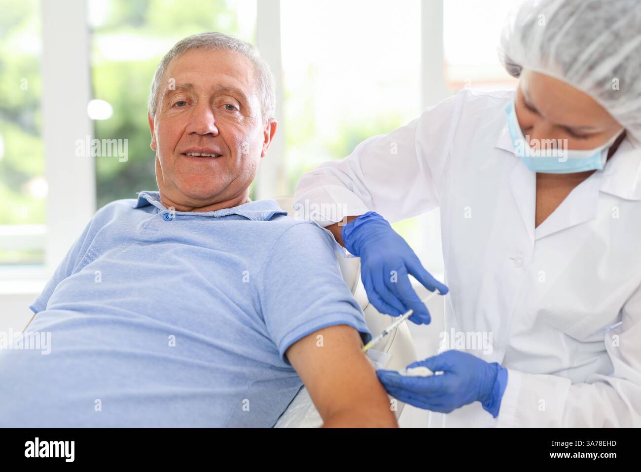 Doctor makes injection in arm hi-res stock photography and images - Alamy