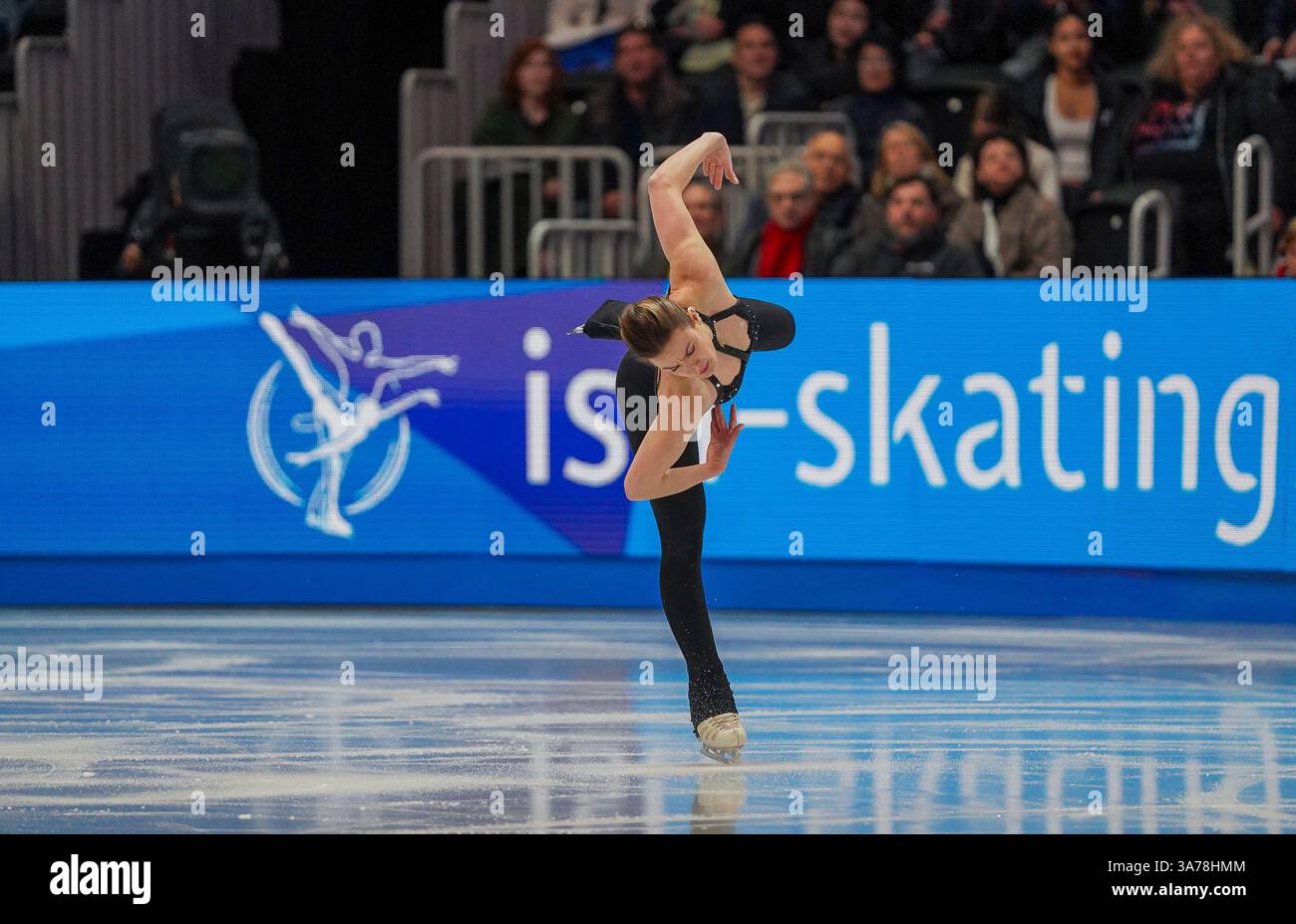 Kristen Spours of Great Britain performs in the women's short program ...