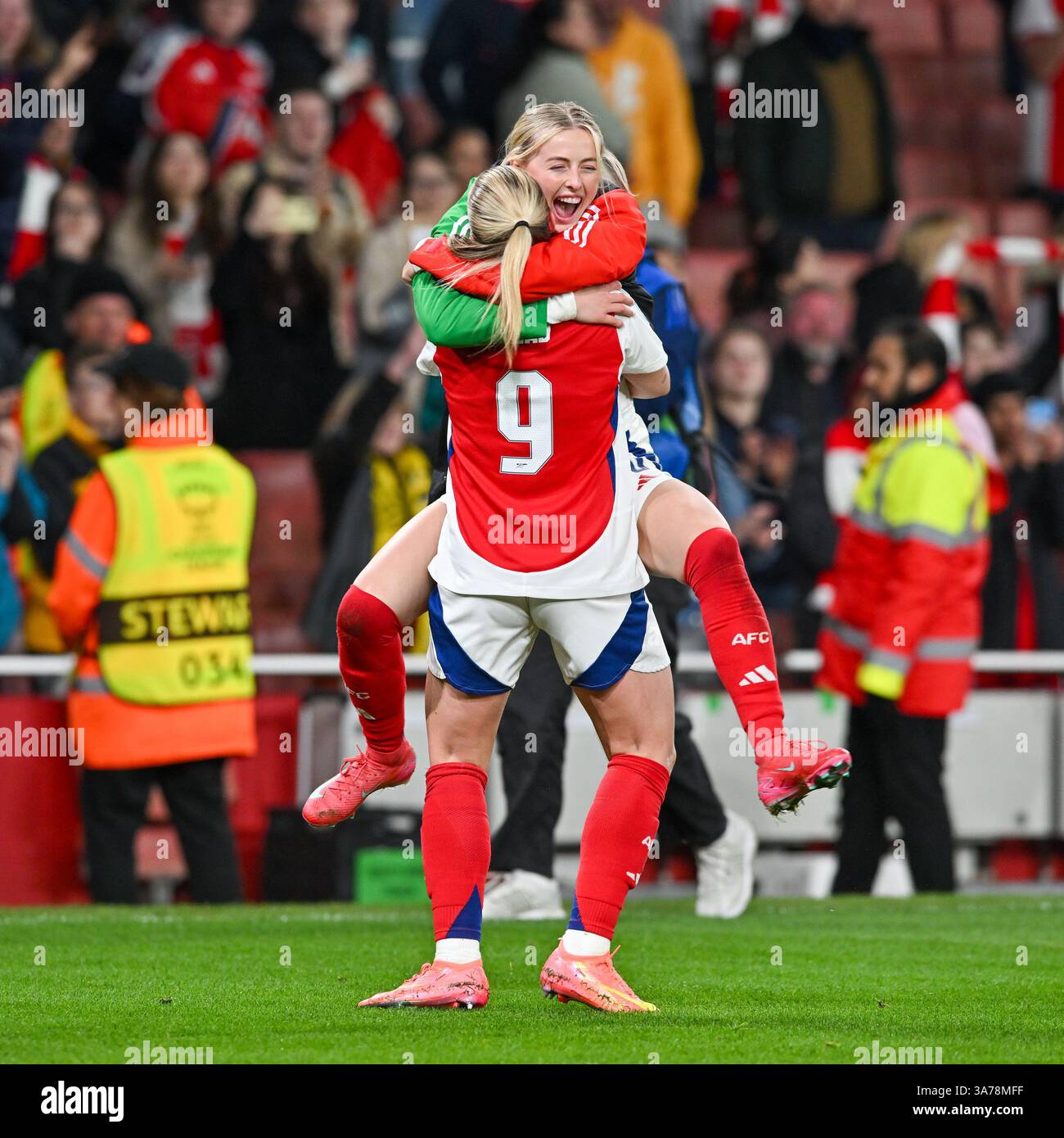 Beth Mead and Chloe Kelly of Arsenal Women applauds their supporters ...
