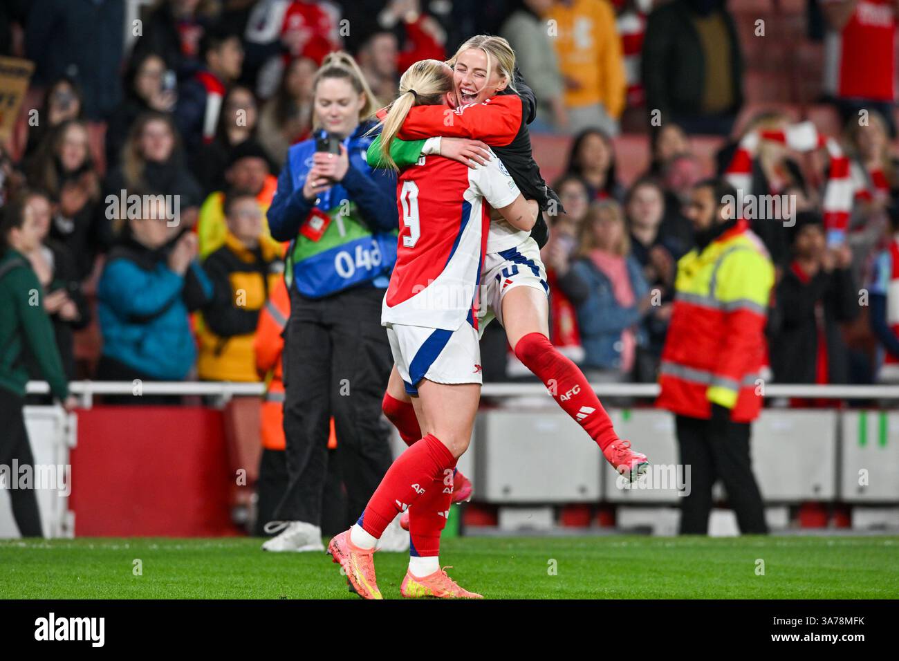 Beth Mead and Chloe Kelly of Arsenal Women applauds their supporters ...