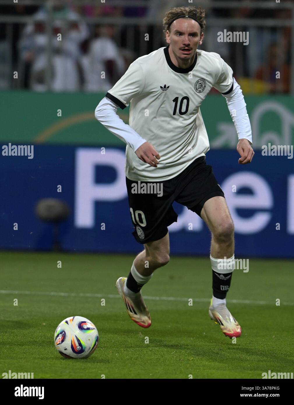 Darmstadt, Deutschland. 25th Mar, 2025. Nick Woltemade fotografiert ...