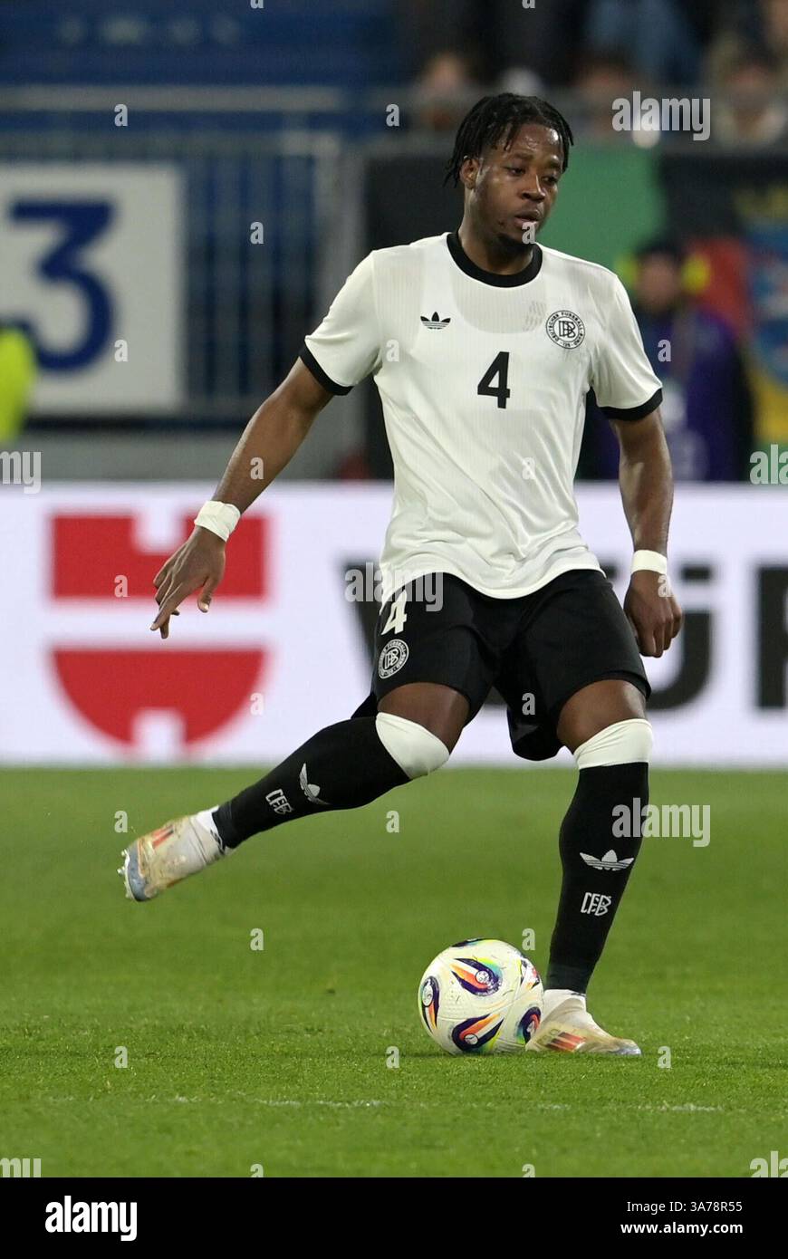 Bright Arrey-Mbi fotografiert beim Fußball U 21 Länderspiel Spiel ...