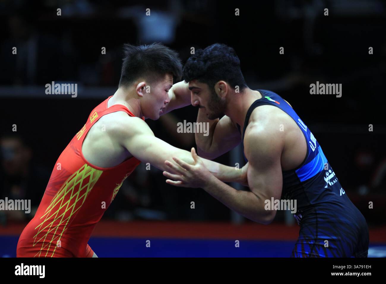 Amman, Jordan. 26th Mar, 2025. China's Leng Ji (L) competes against ...
