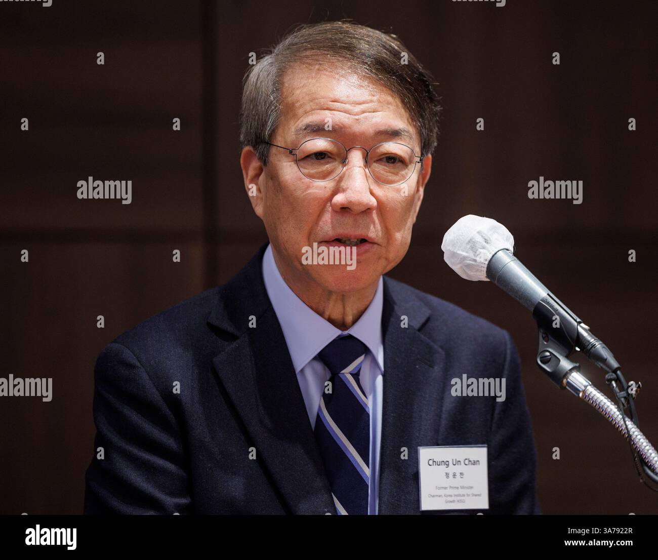 Ex-PM Chung Un-chan Former Prime Minister Chung Un-chan speaks during a ...